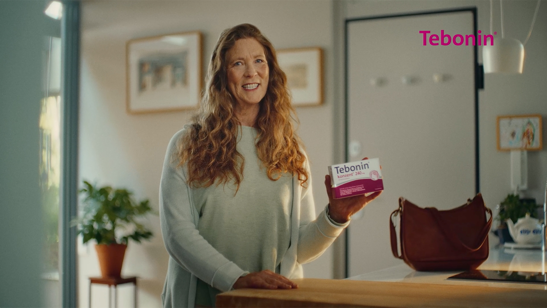 Frau hält Tebonin konzent Packung in der Hand