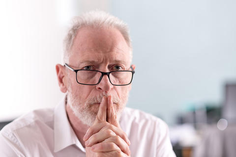 Porträt eines Mannes, der über die Ursachen von Vergesslichkeit nachdenkt
